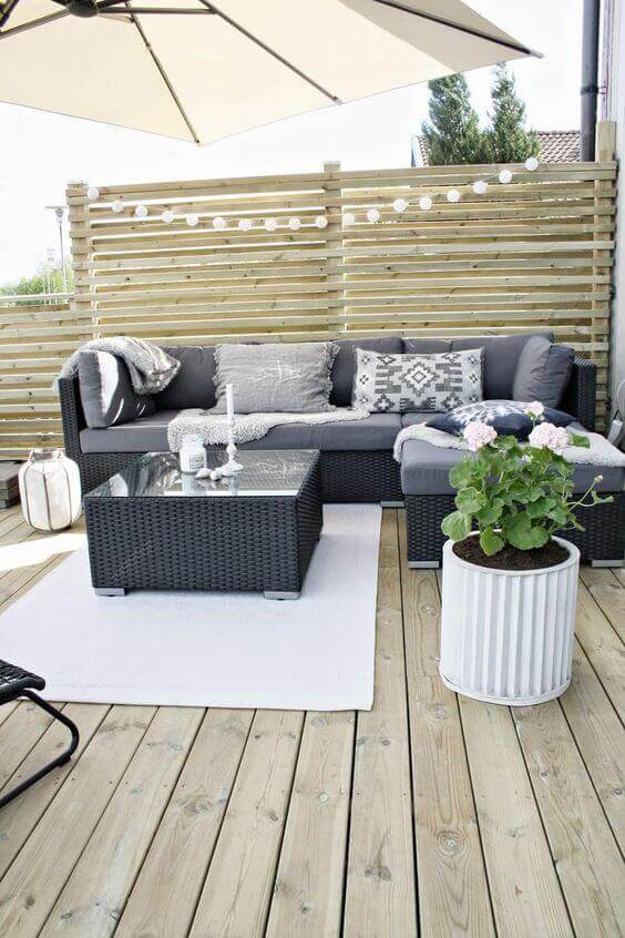 27 Cozy Small Backyard Deck Designs